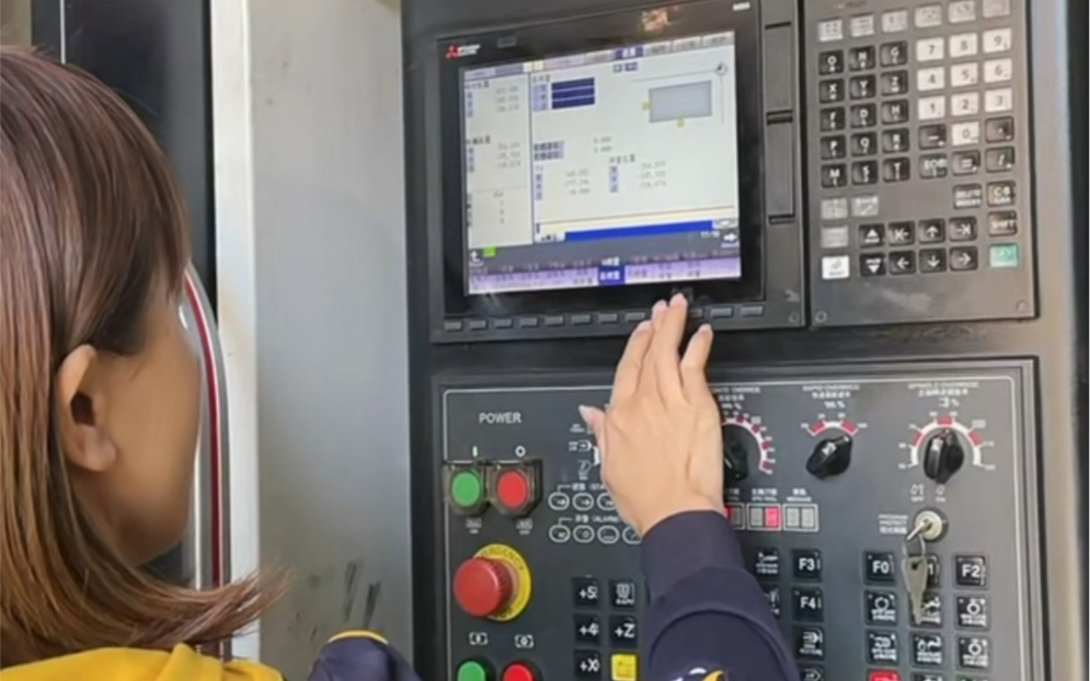 小伙伴们还在用传统老式的方法来手动分中吗?三菱系统自动分中效果...