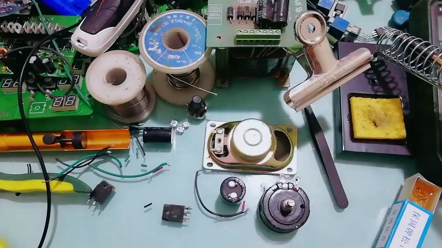 利用三极管的放大原理制作了一个音频放大器