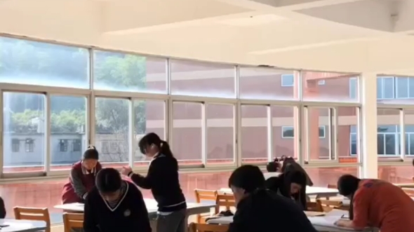 分享广州市纺织服装职业学校“服装设计与工艺”专业的学生学习日常