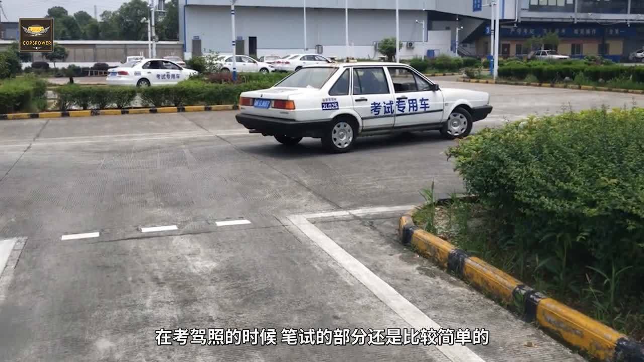 很简单的倒车入库技巧,新手看准右后视镜这个位置,.