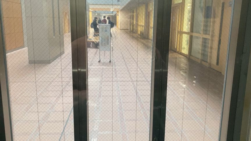 我们学校这个教学楼设计,像电影饥饿站台。恐高症一下就发作了