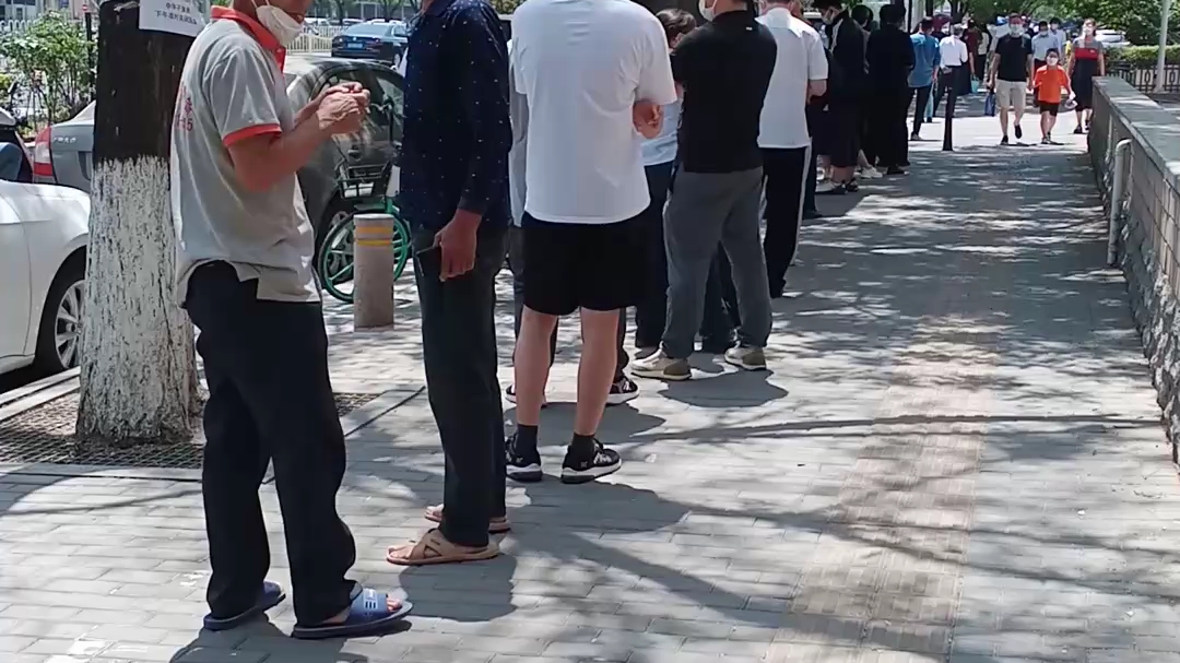...请你选择一个检测点,依据其环境特点,设计两米间隔线标志,并写出...