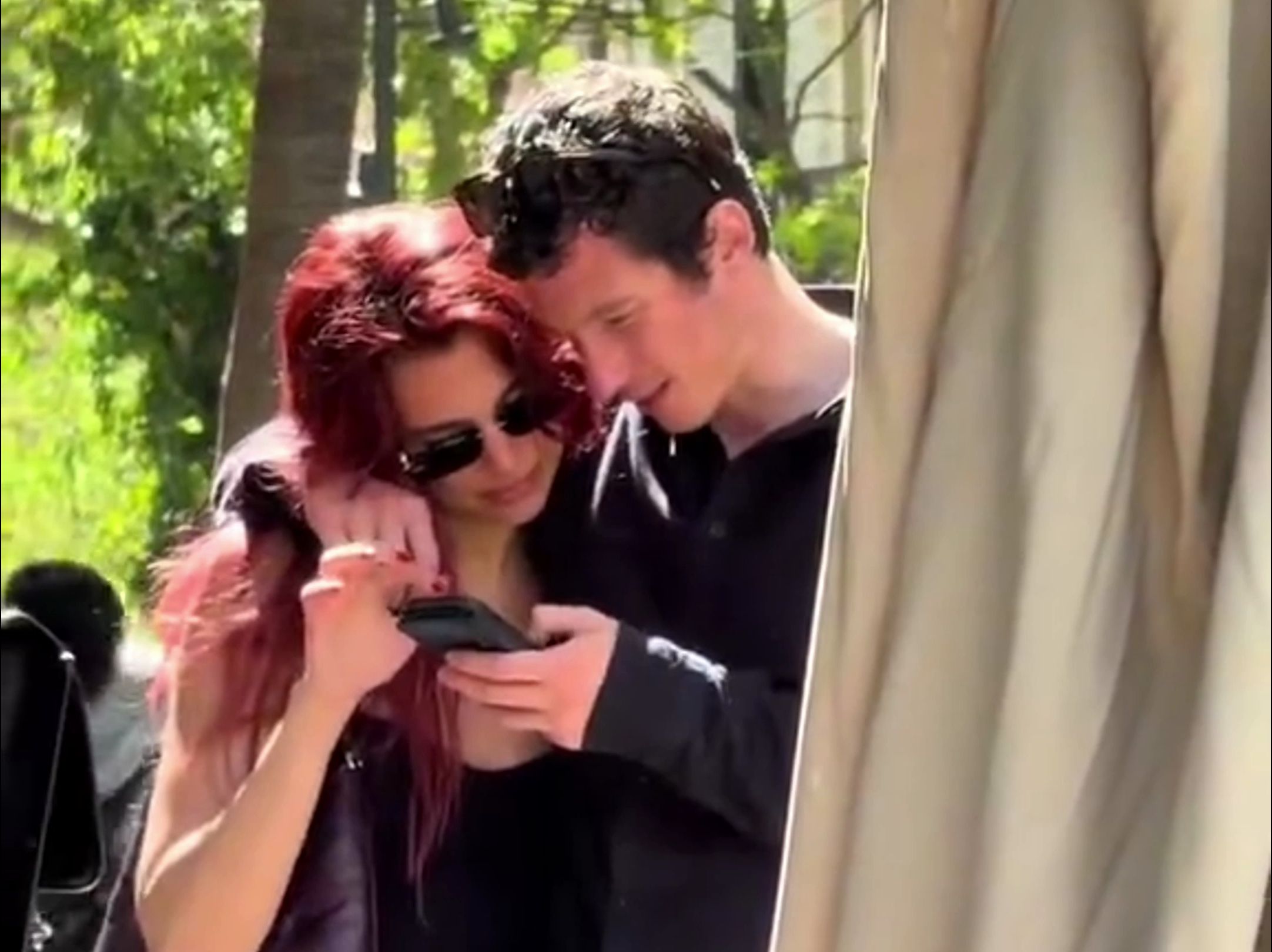 【啪姐】偶遇啪姐·一位粉丝分享了她在巴塞罗那偶遇啪姐Dua Lipa的...