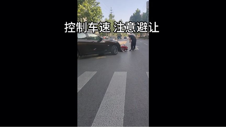 左转弯车与电动车相撞 骑电动车的人没戴头盔 倒地不起 控制车速