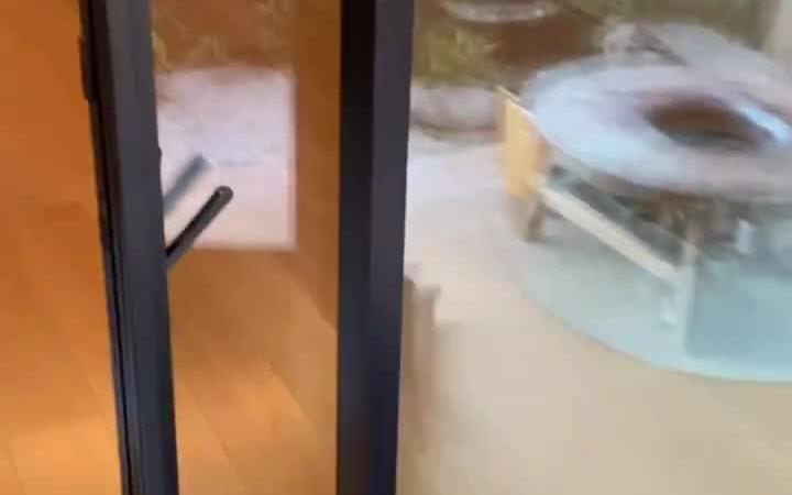 介绍一下我家的阳台推拉门