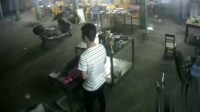 一群人大排档深夜斗殴,烧烤摊主还淡定烤肉,监控拍下全程