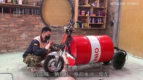 小伙用家中废弃材料就制作出电动三轮车,太有创意了