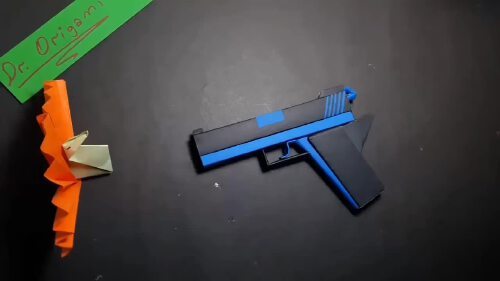 如何用纸折漂亮的纸手枪玩具上