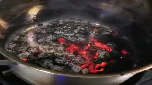 贵州朋友老婆煮的"杨梅汤",我看叫"杨梅炭"更合适,这锅也废了吧?