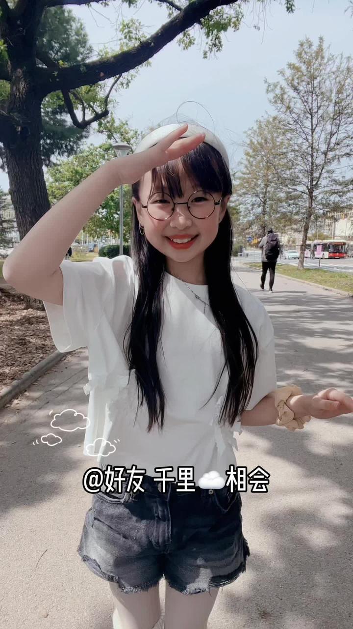 快去和好朋友拍~#机灵姐一家 #机灵姐的成长纪念册 #好友手势舞转场