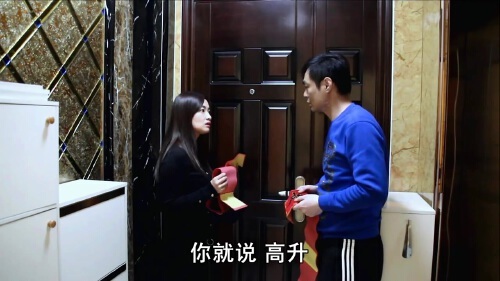 搞笑:过年了夫妻俩贴对联,老公的脑残表现让老婆生气了,好搞笑