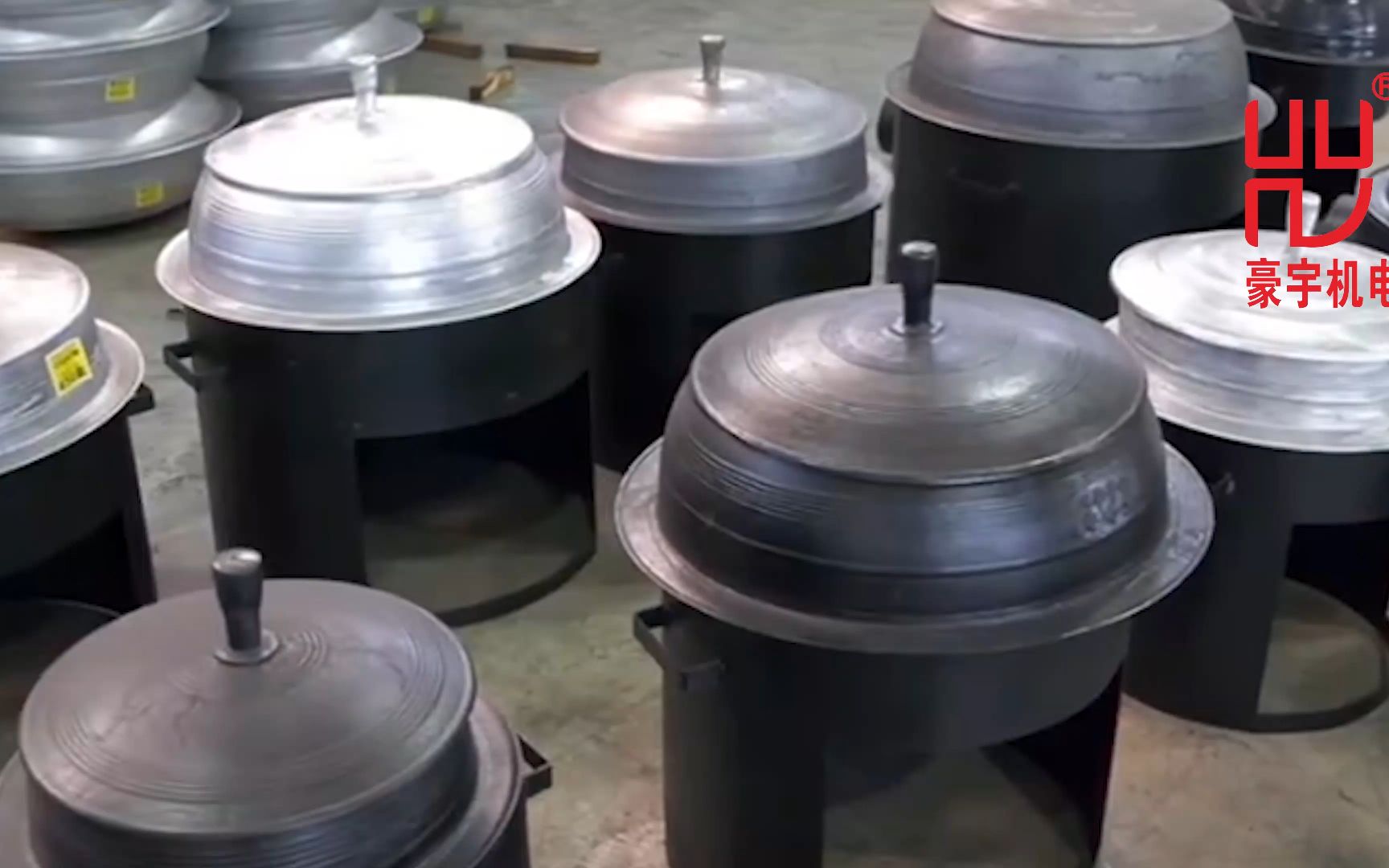 大炖铁锅生产过程 化铁水炉子 中频熔炼炉 金属熔化炉