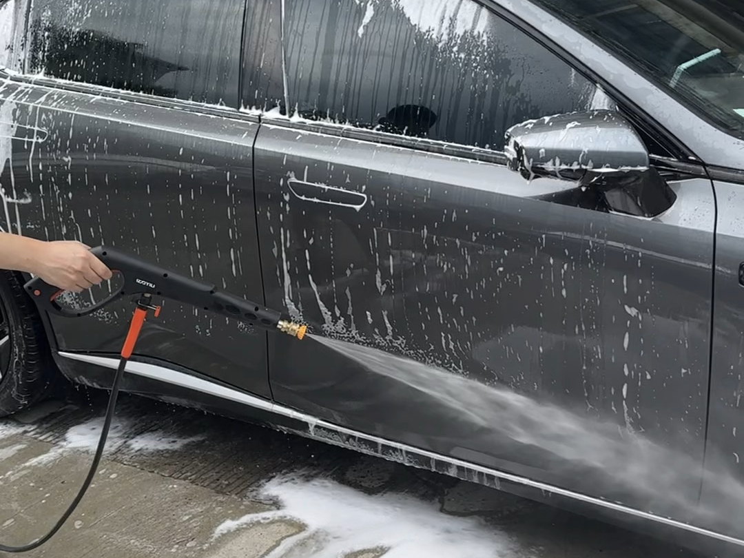 大家都爱洗车么,家用普通洗车机。能洗就不错了,不要挑毛病