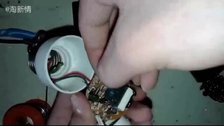 节能灯不亮了不要着急扔,这样修一修照样用好几年