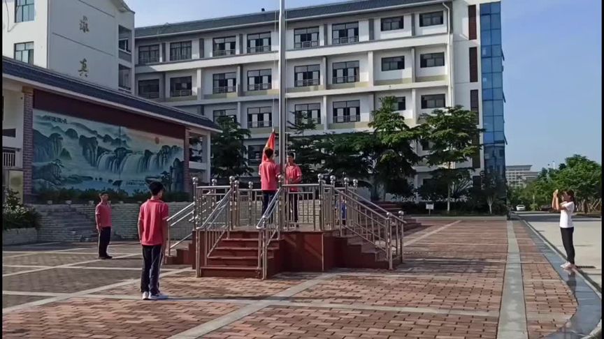 疫情期间,学校每周一都坚持升国旗仪式,全校师生在办公室