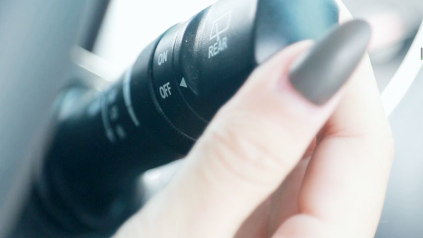 汽车雨刮器的2个隐藏功能,很多车主从没有用过,浪费了好功能