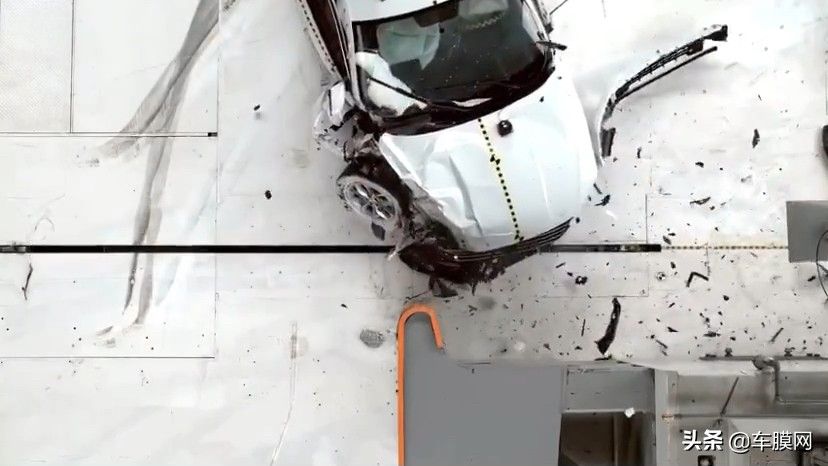 上汽大众帕萨特25%副驾驶偏置碰撞测试中成绩翻车,A柱如纸折。