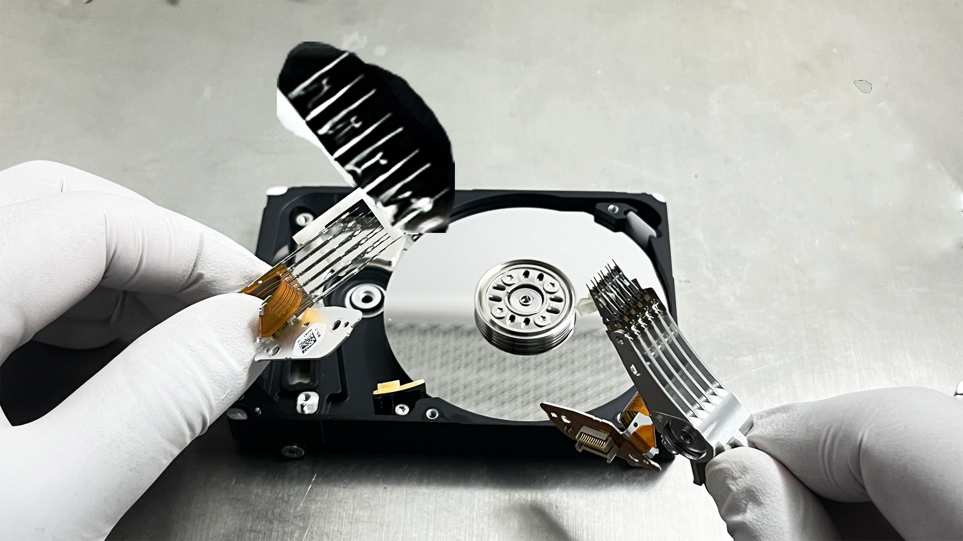 希捷4TB移动硬盘摔后磁头变形,开盘瞬间倒吸凉气