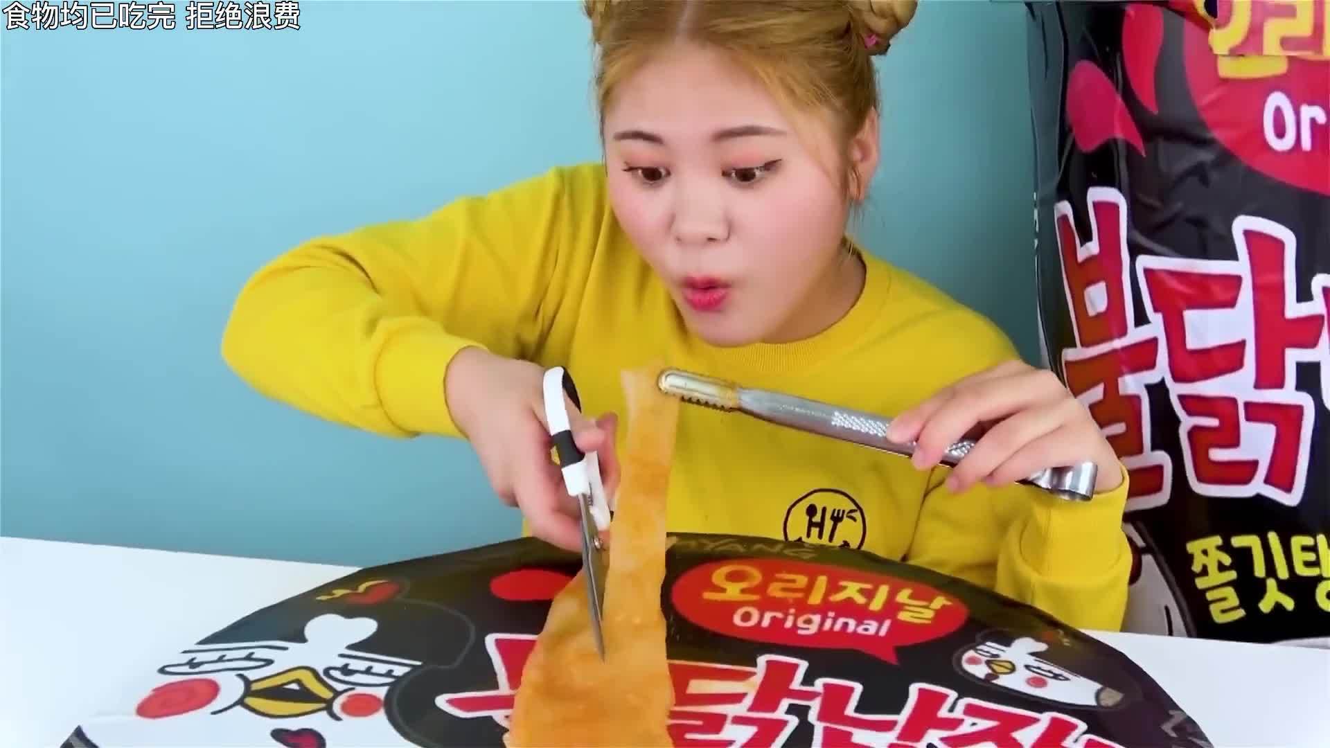 多纳角色扮演学生,在课堂上偷吃炸鸡和火鸡面,好吃又好玩!