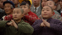 农村小伙们看升国旗,别人行军礼注目礼,他们敬的是什么礼