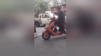 如今的城管执法队就是用武力镇压老百姓。这是成都的文明城市执法吗