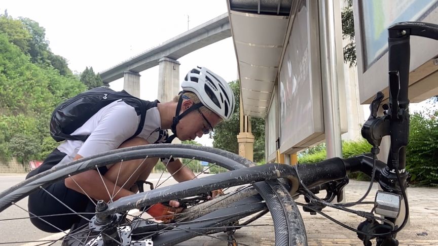 自行车掉链子,我不知道怎么修,最近的修车行在几公里外,真无奈