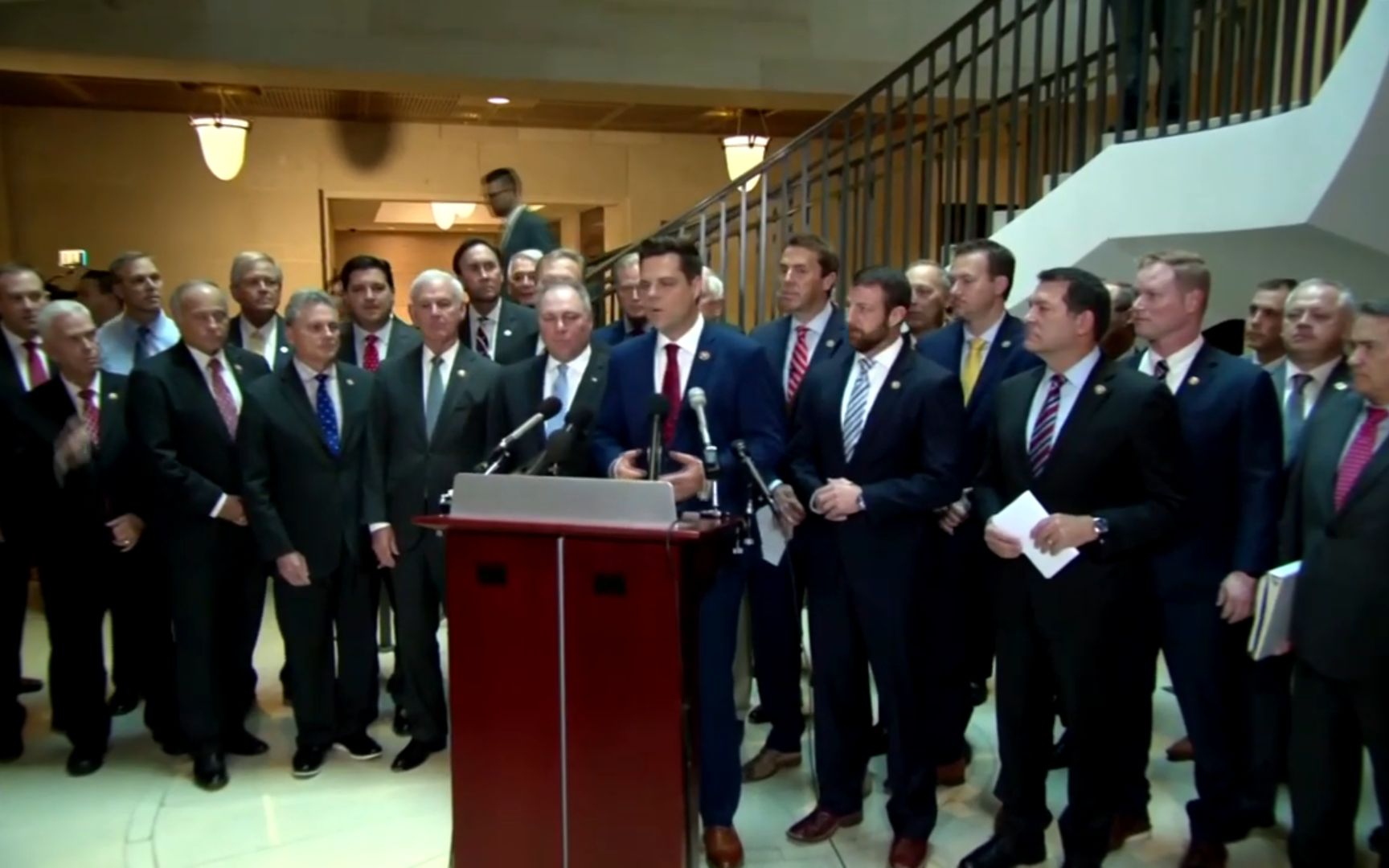 民主党“悄咪咪”开会弹劾特朗普,一群共和党闯进去了