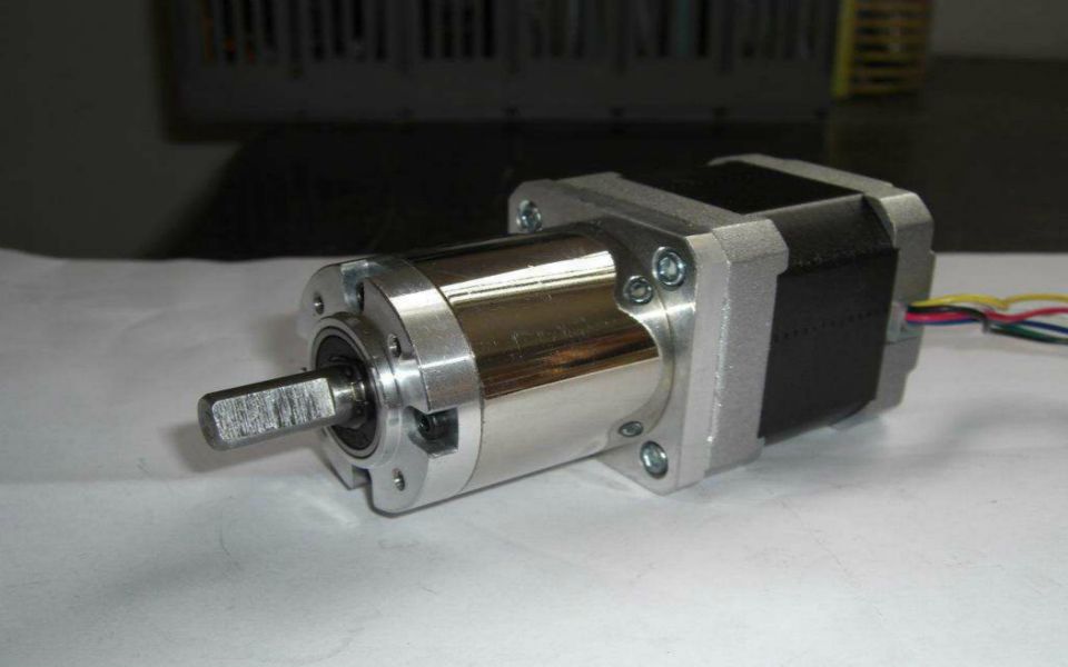 从精度、编码器、惯量、过载能力.阐述步进电机与伺服电机的区别