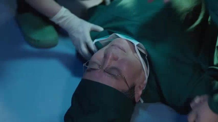 手术医生在手术室做着手术,突然觉得不舒服,就倒在手术室里死了