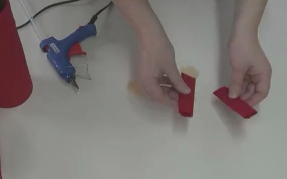 红酒瓶变身圣诞老人制作过程