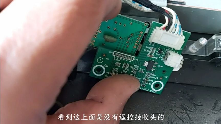 客户说遥控器打不开电视,之前可以操作,拆开发现怎么可能呢