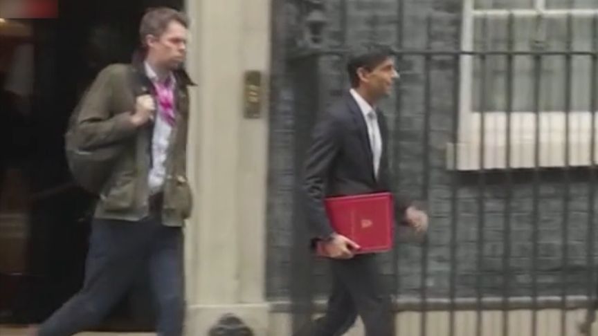 直播现场变魔术?英国财政大臣红色文件夹瞬间变绿