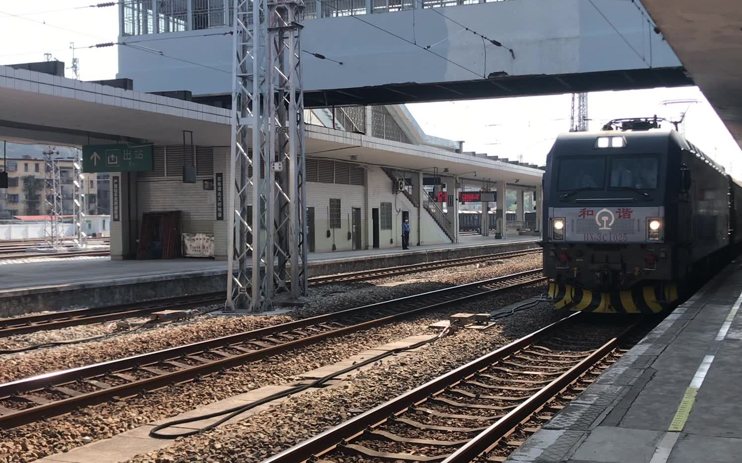 韶关东站-K192次列车(广州→成都)进站