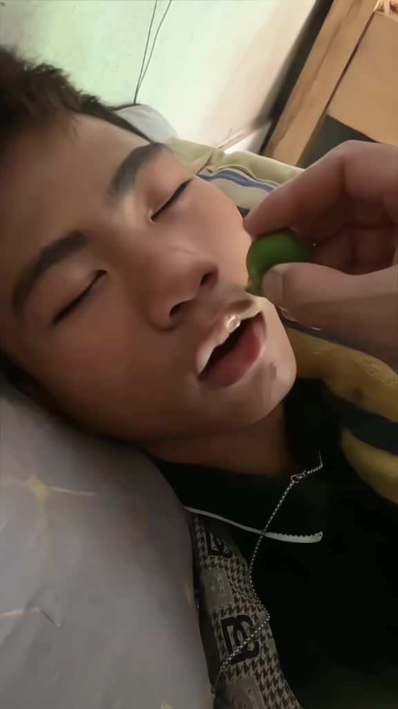 他上夜班可能是真的困了#年轻人睡什么觉 #夜班 #打工人的生活