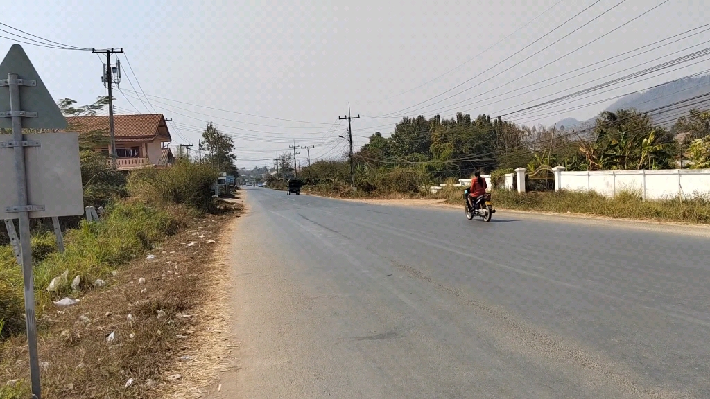 老挝皮卡车满地跑,原来都是为了适应房地地形条件