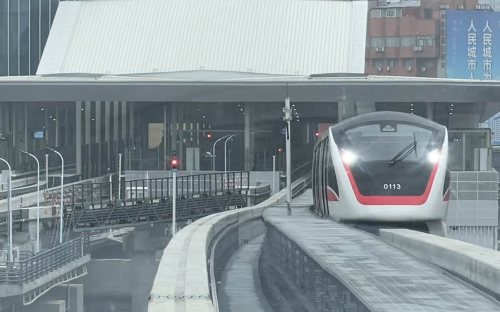 ...(单轨列车)一号线运转体验—6:鸠兹广场站预留二号线换乘功能,列车...