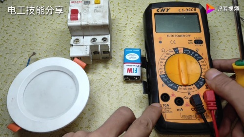 电工的秘密武器:如何用数字万用表精准测量电压与电流?