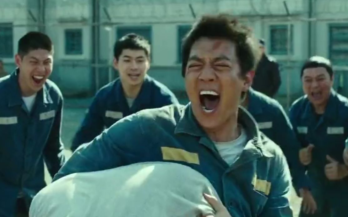 影视:监狱里统治世界的老大被卧底给解决了,韩国黑帮电影就是爽