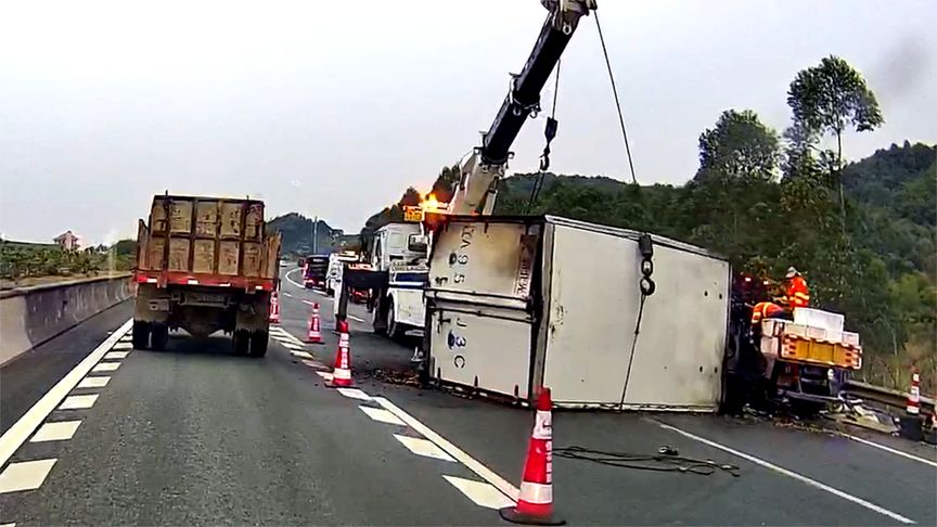 交通事故合集:高速路上疲劳驾驶,偏离车道瞬间失控