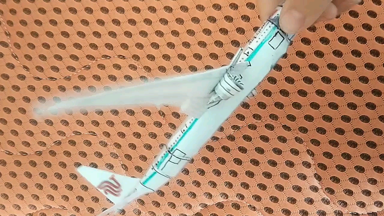 第一次做纸模飞机(当然很草)