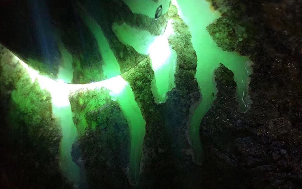 赌石:翡翠原石如何通过一只灯来看皮壳表现判断里面玉质?