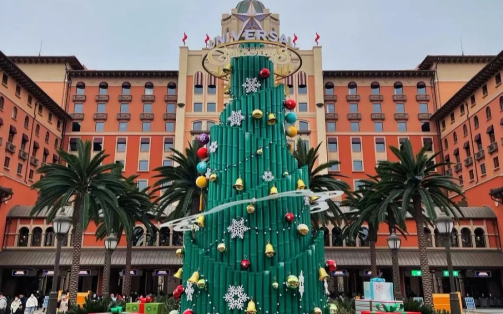 北京环球影城首个圣诞树来了!