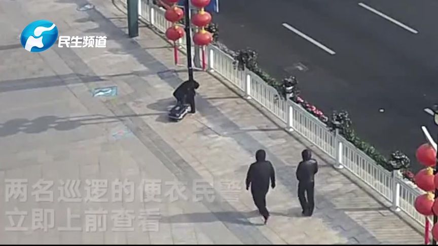 小伙低头走路碰撞宣传栏面部出血 车站人员反馈设计高度问题