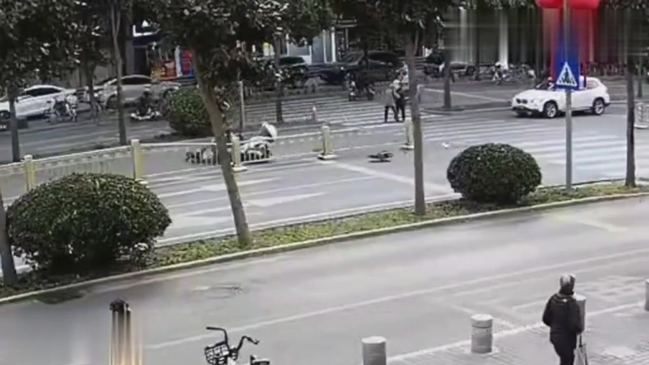 《中华人民共和国道路交通安全法》第四十七条: