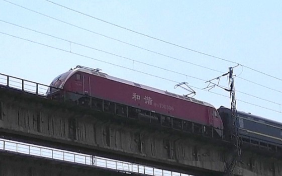 HXD1D0306牵引K358次列车通过