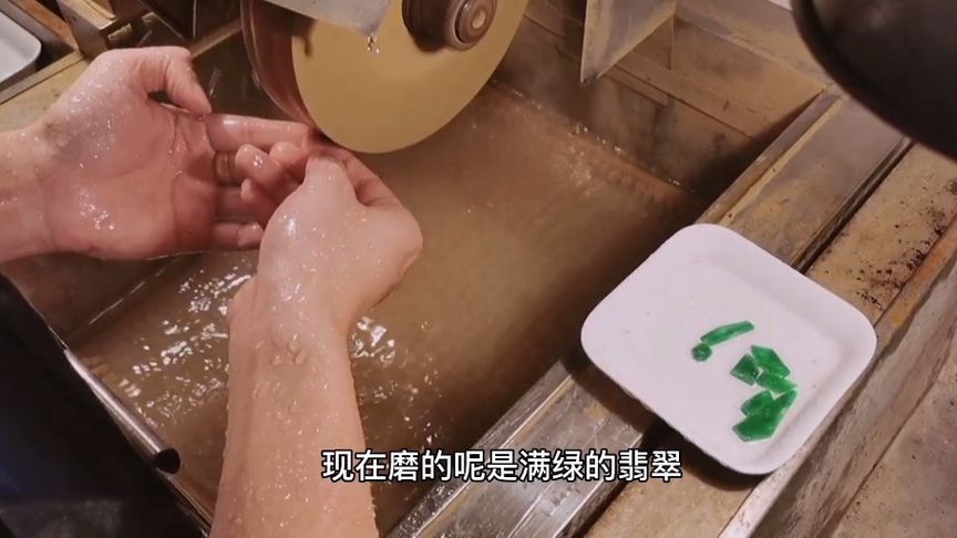从原石到成品,翡翠就是丑小鸭变天鹅的过程,刷新你的认知!