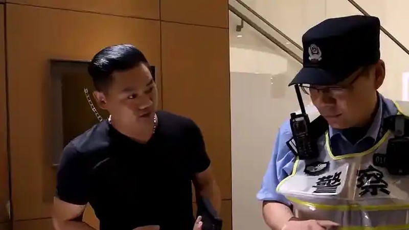 小伙天价买手表,钱转出去却不让带走,气得当场报警!丨巡逻