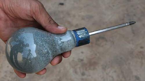 灯泡秒变螺丝刀?这波神操作太硬核!一拧就搞定,看完直呼天才!