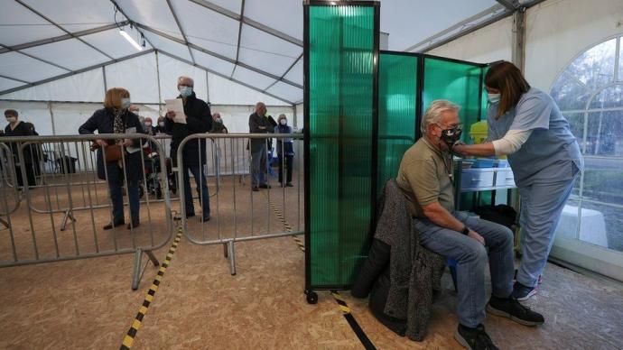 英国专家:接种新冠疫苗后仍能传播病毒,部分人群免疫需三周