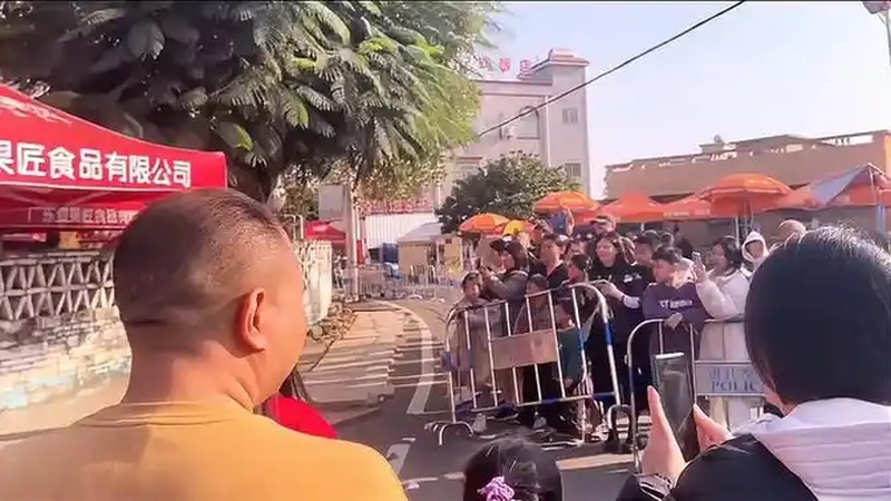 全红婵回家过年啦门口人山人海来拍照 全红婵 全红婵回家